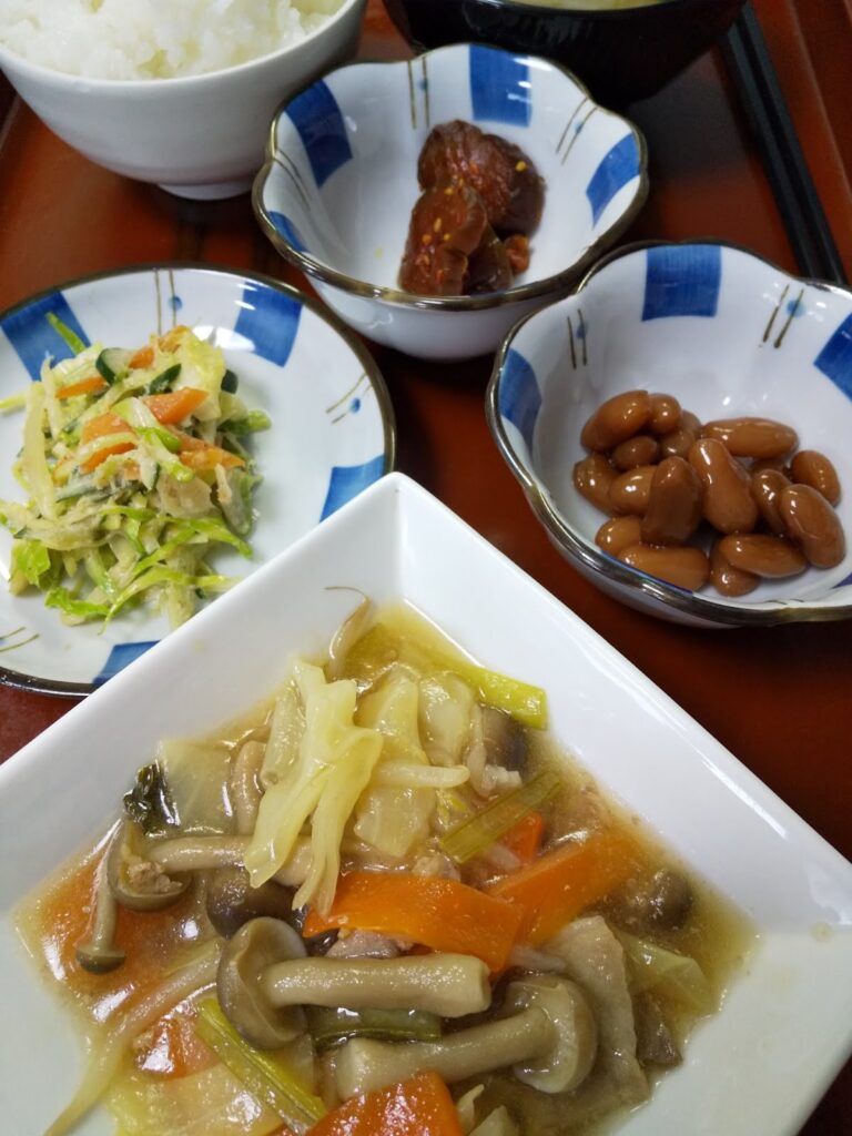 鶏肉と大根の胡麻味噌煮、キュウリとワカメの酢の物、ひじき煮、小松菜とえのきの味噌汁 | スリーベルデイ東久留米中央
